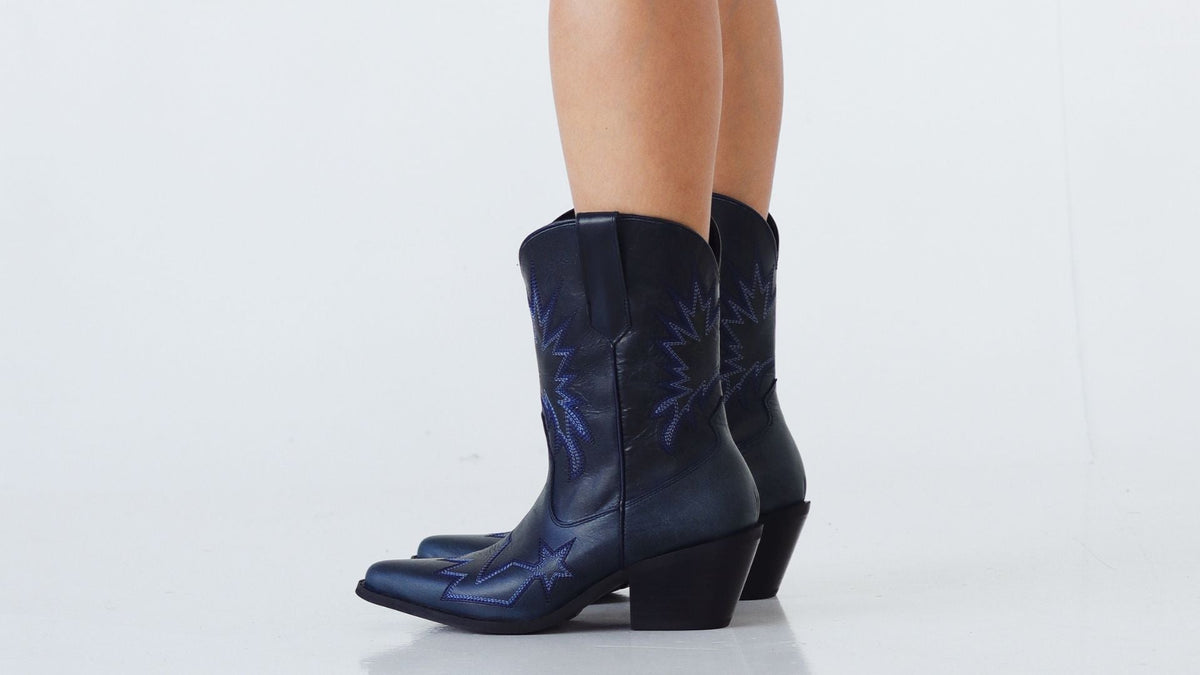 CÓMO COMBINAR BOTAS VAQUERAS AZULES EN TUS OUTFITS – BALA DI GALA MEXICO